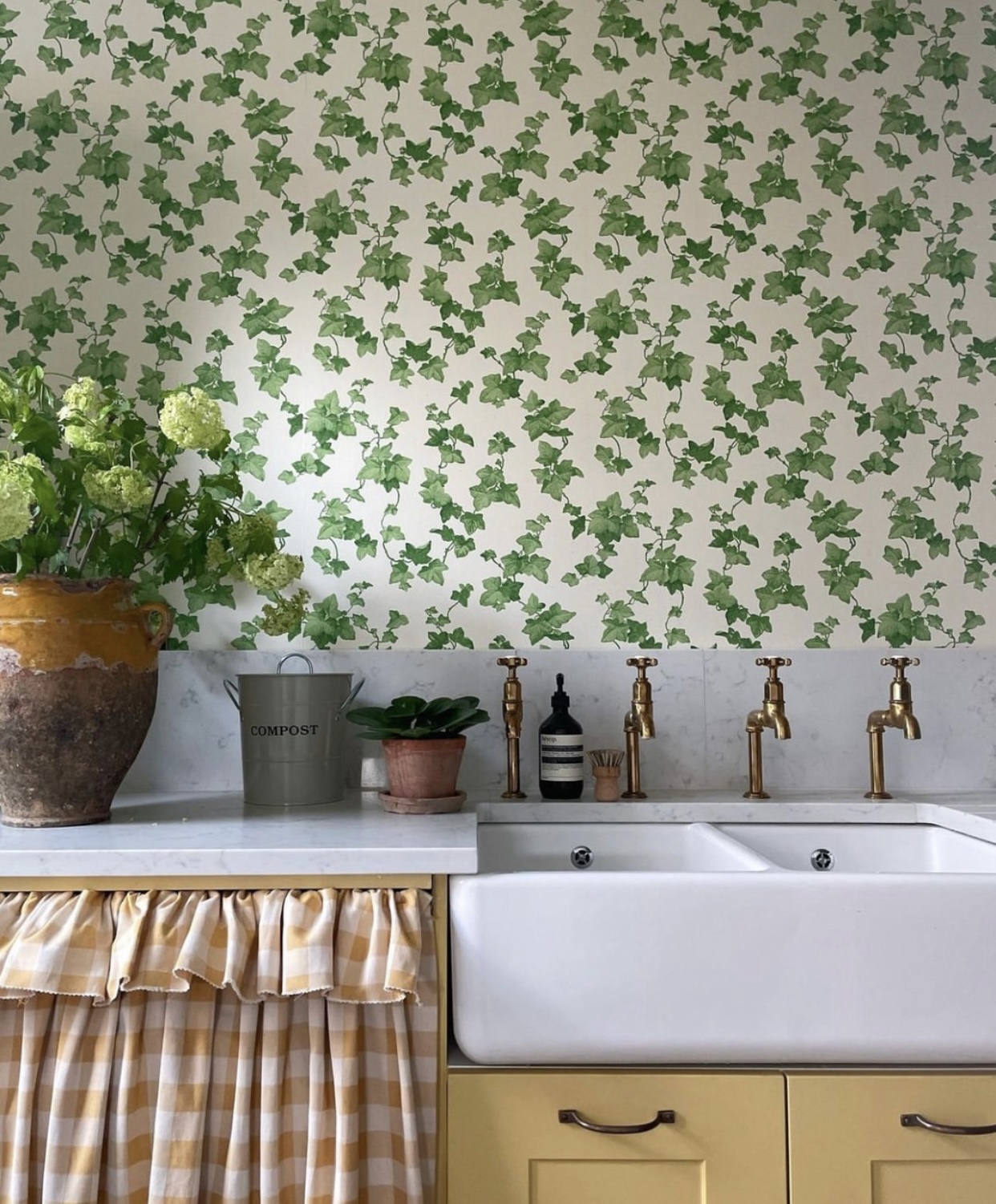 How to use statement wallpaper and tiles in the kitchen and bathroom